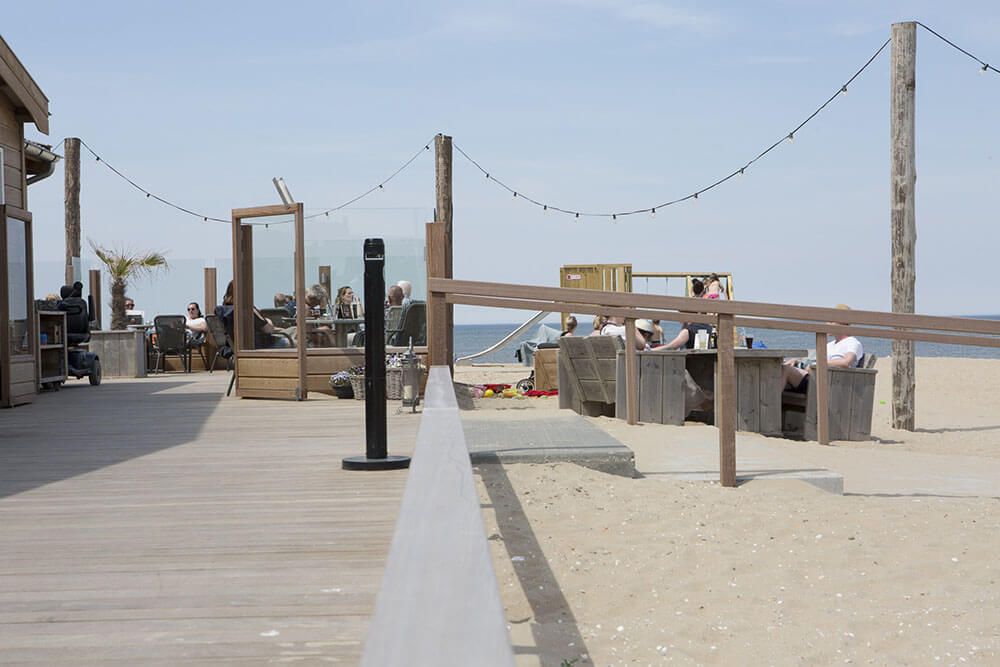 Cumaru terras op Strand Katwijk - Van den Berg Hardhout