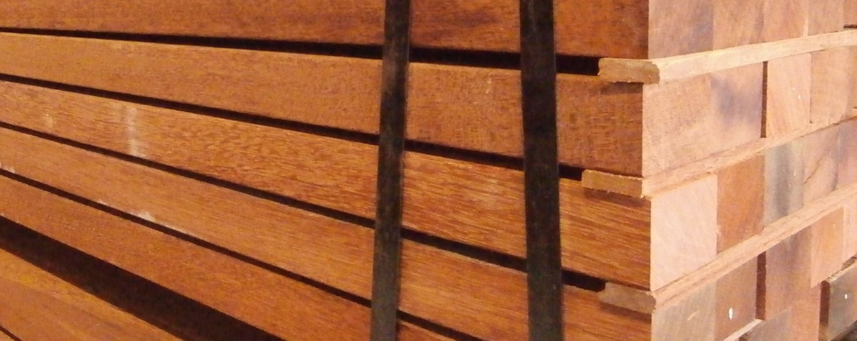 Hardwood poles in many sizes - Van den Berg Hardhout