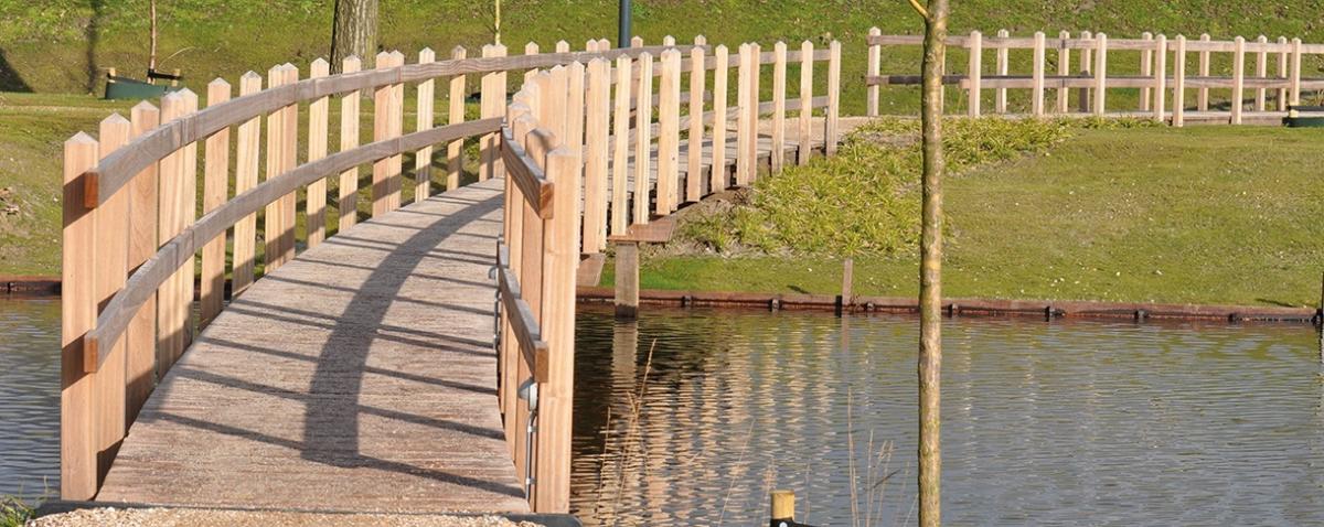 Loopbrug van Piquia FSC hout - Van den Berg Hardhout